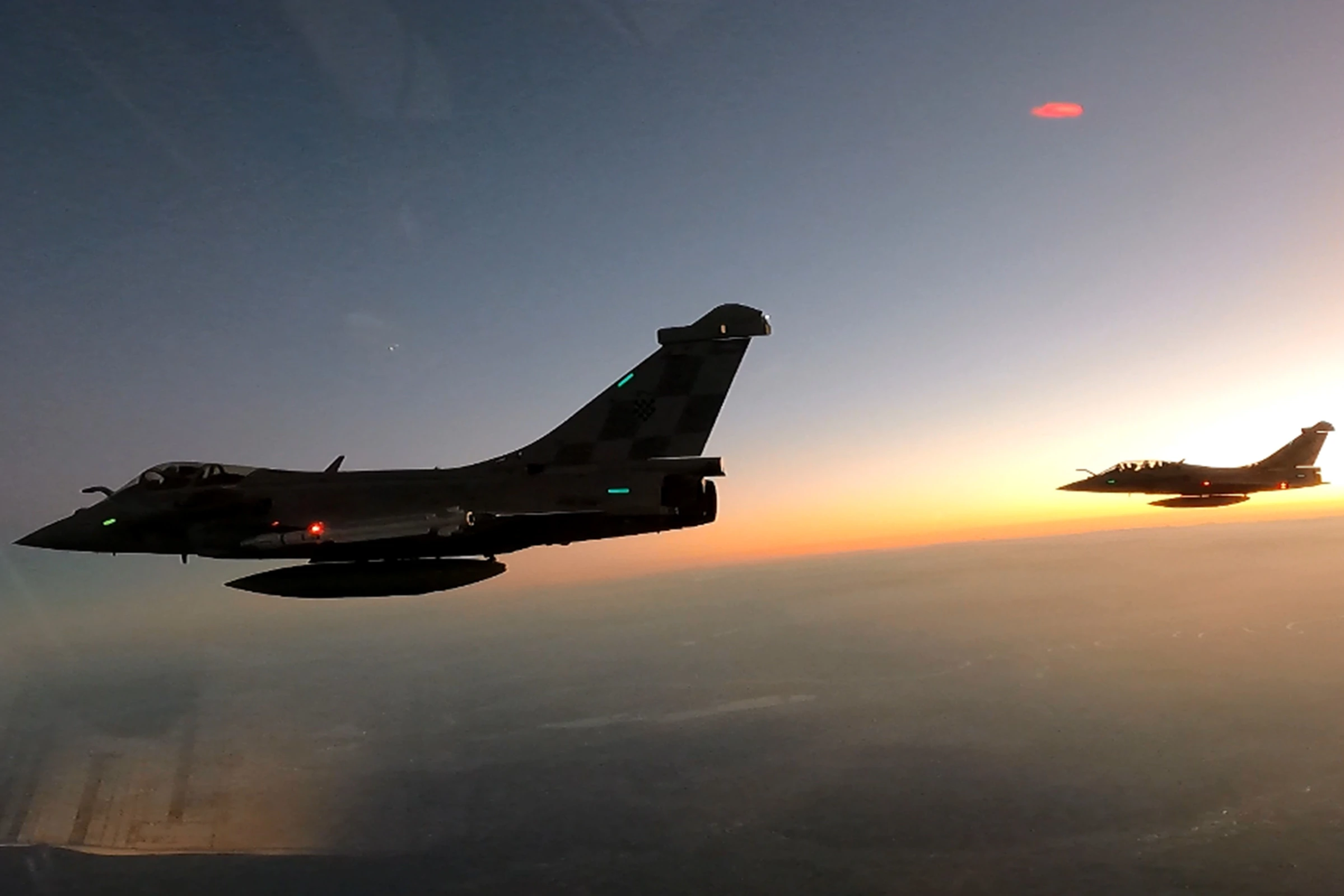 Američki vojni avion B-52 u pratnji Rafalea preletio iznad Hrvatske - HRT