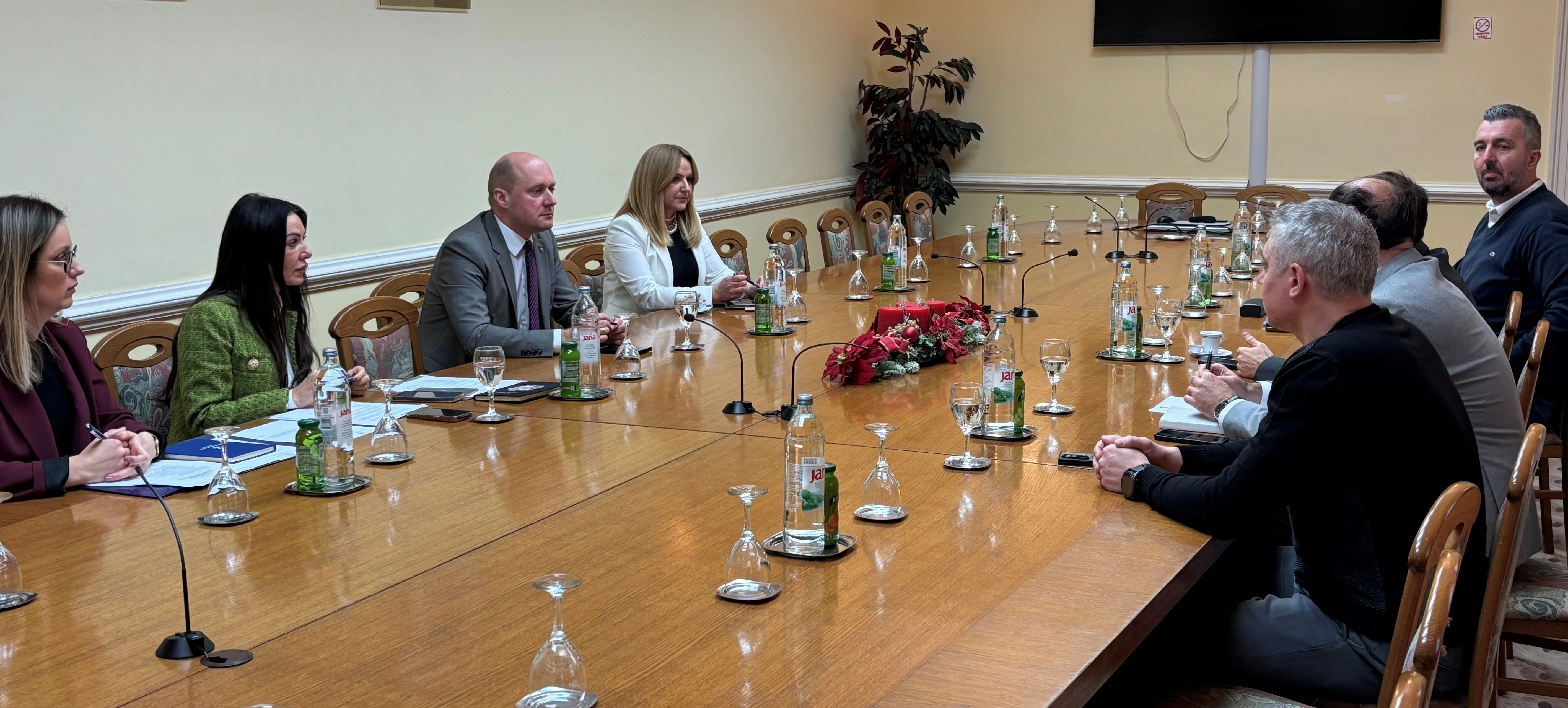 Gospodarstvo, tržište rada, razvojne teme... - HRT