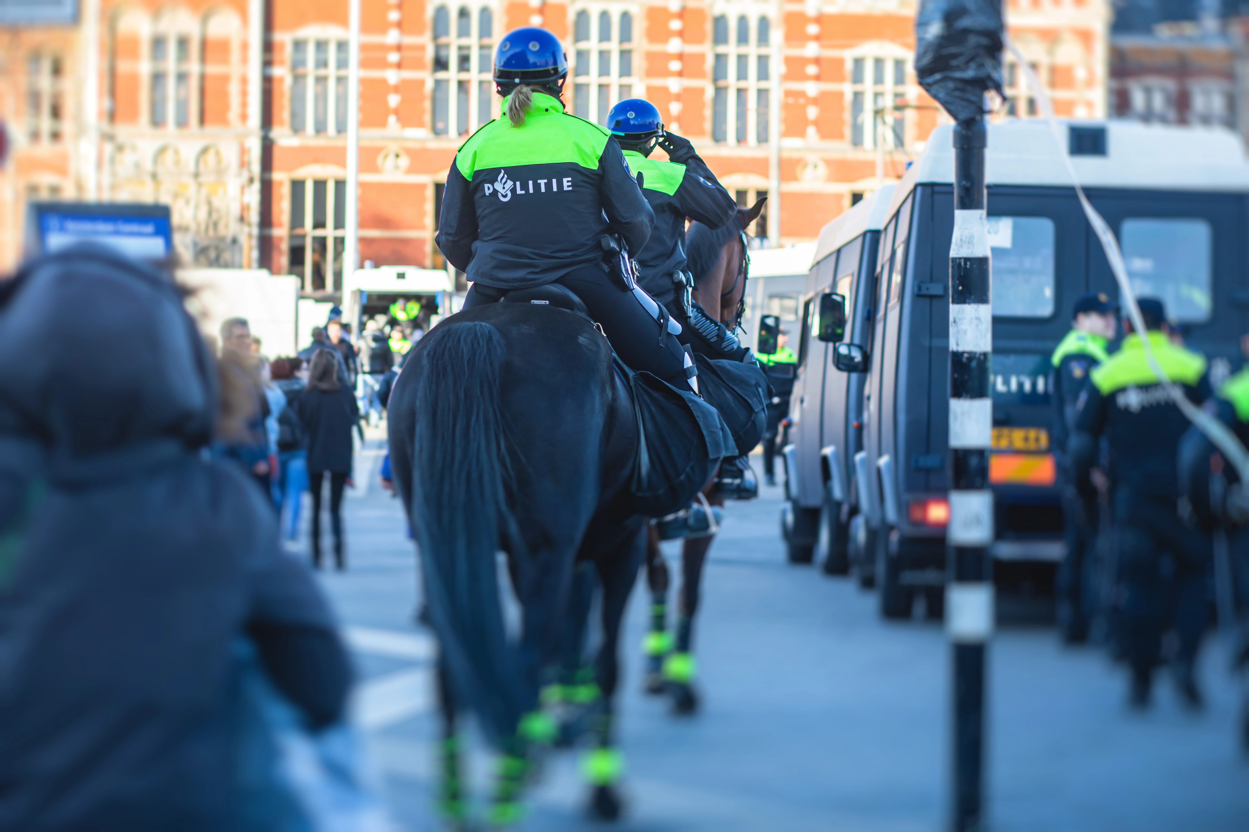 Nizozemska: Deseci policajaca ozlijeđeni u neredima za Novu godinu - HRT