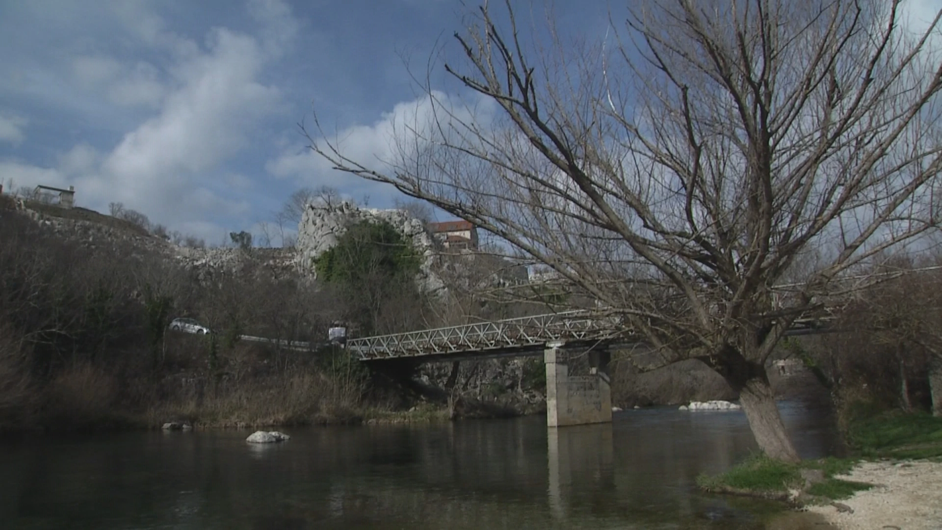 Preko ruševne 'Čikotine lađe' prelaze i pješaci i automobili - HRT