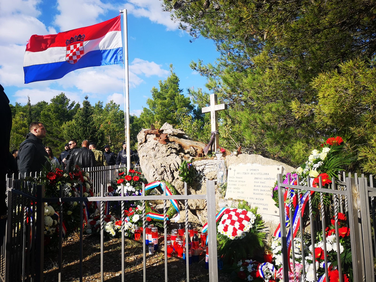 Sjećanje na branitelje poginule na Strinčjeri i u Komolcu - HRT