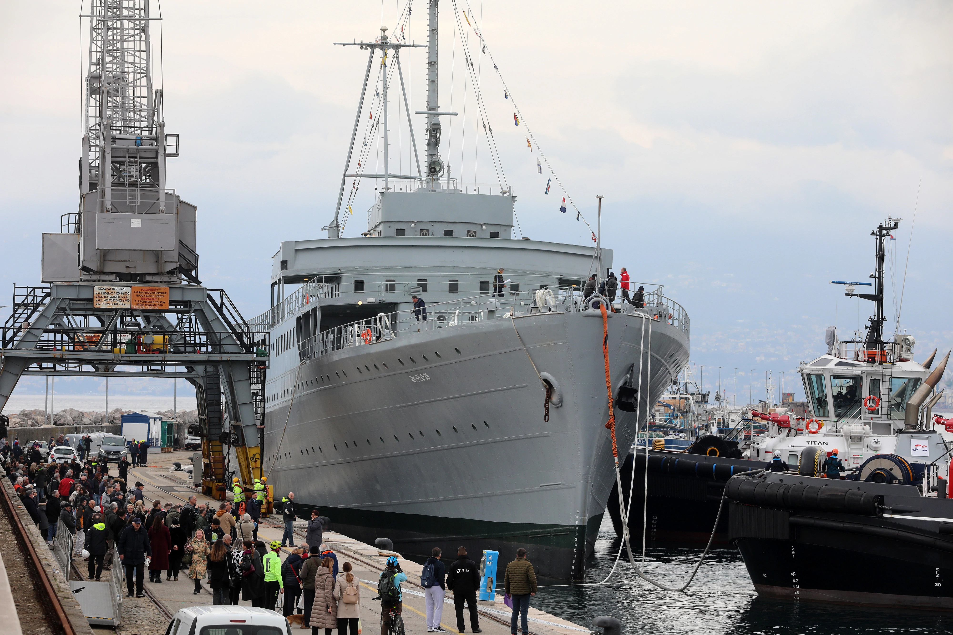 Brod Galeb dotegljen u riječku luku i privezan uz Molo longo - HRT