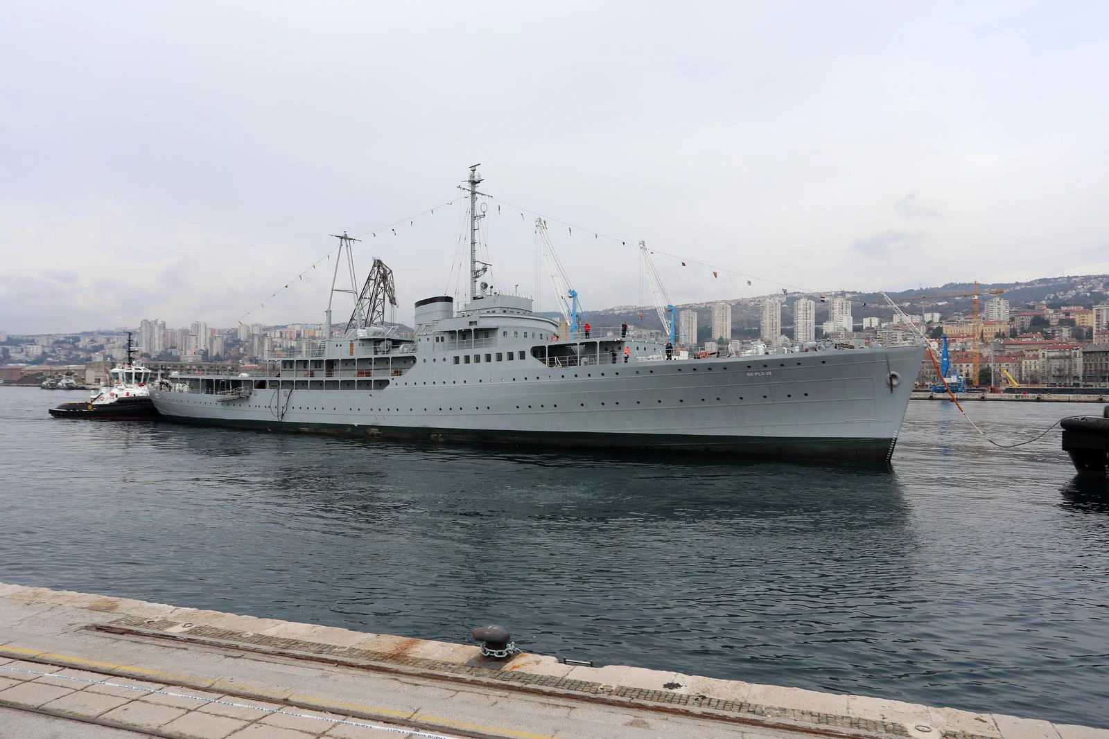 Brod "Galeb" privezan uz Molo longo u riječkoj luci - HRT