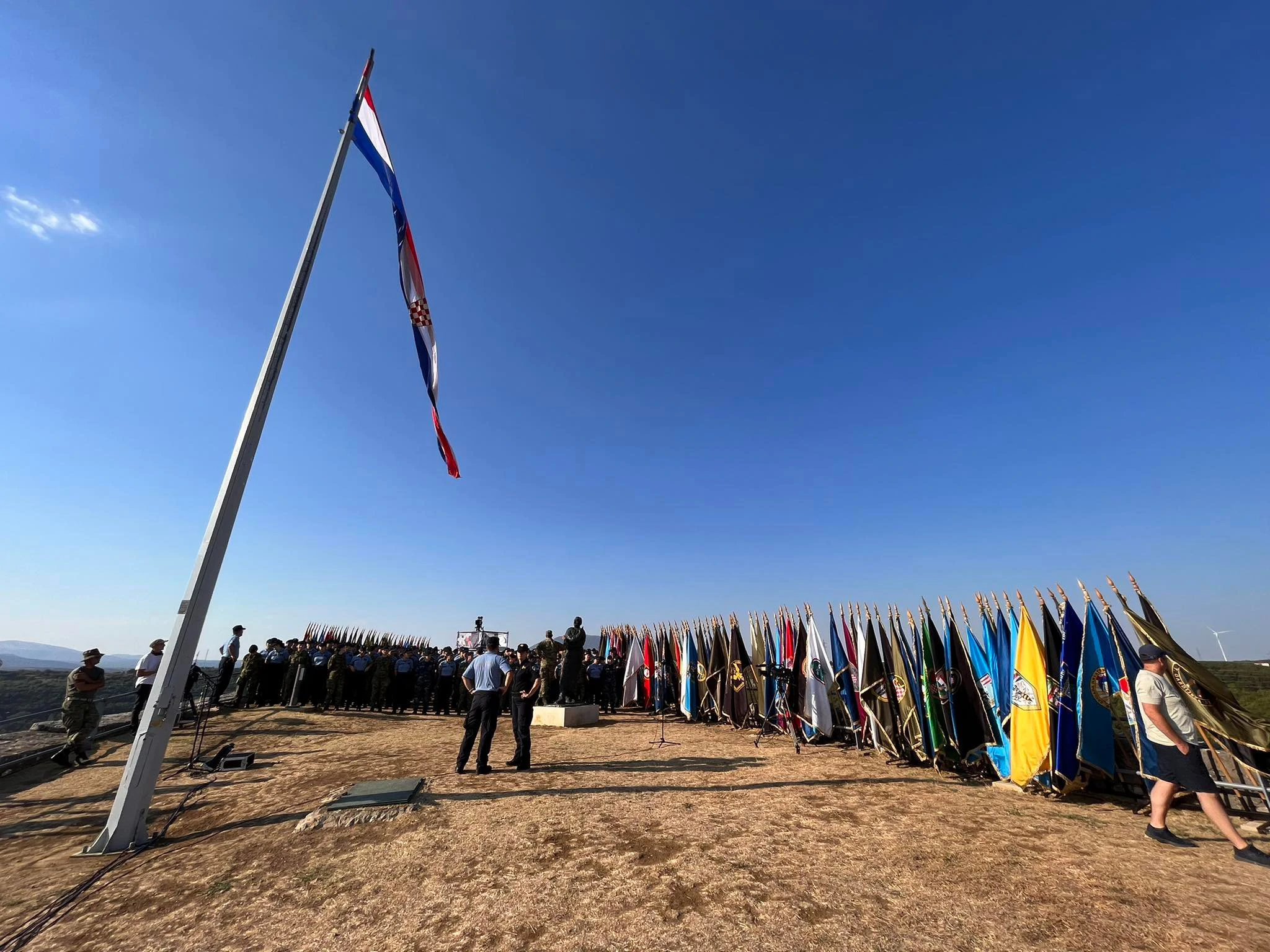 Knin spreman za sutrašnju proslavu, prijenos na HRT-u - HRT