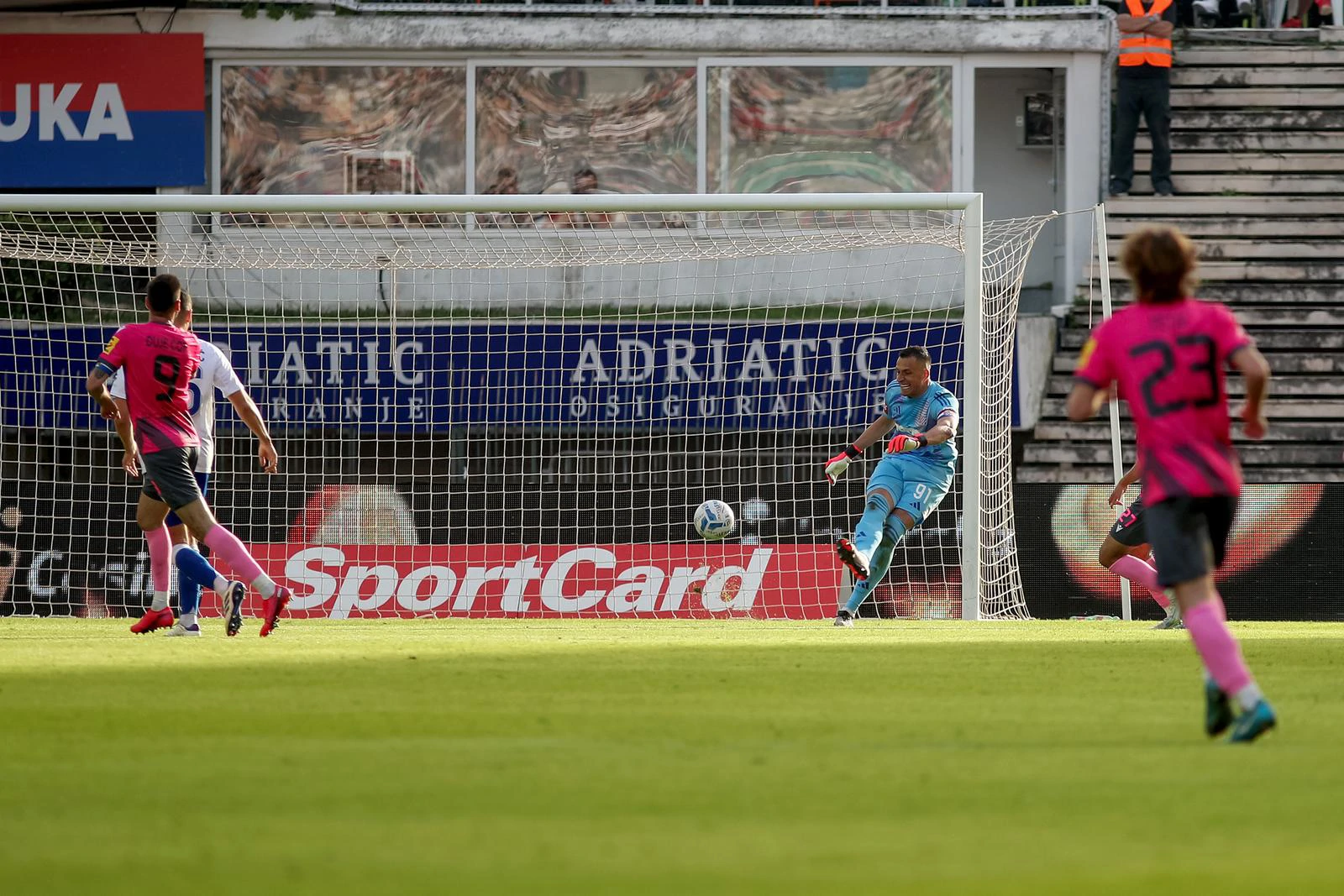 Poklon Kalinića za izjednačenje Lokomotive, Biuk promašio zicer ...