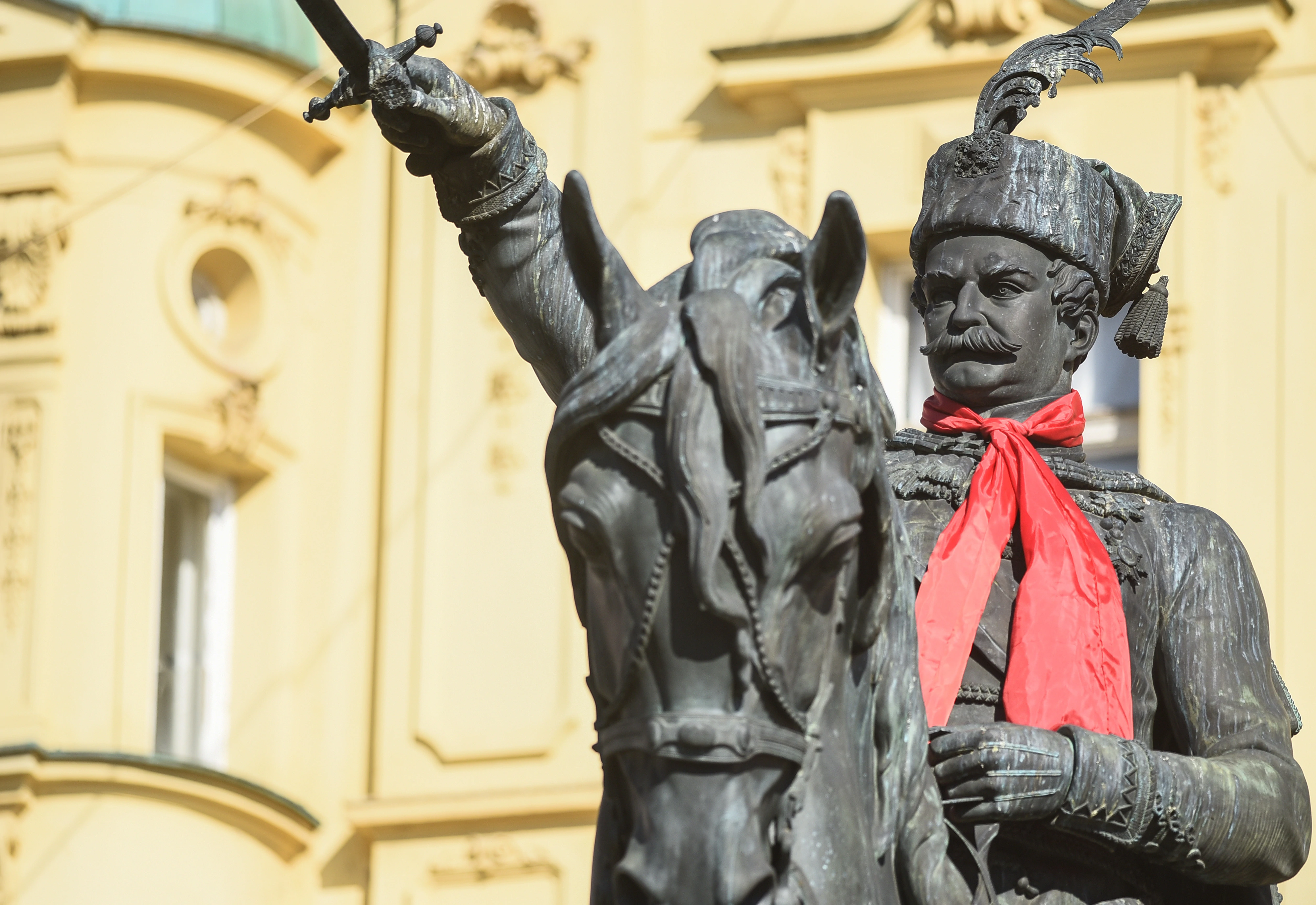 Dan kravate - najprepoznatljivijeg simbola Hrvatske u svijetu - HRT