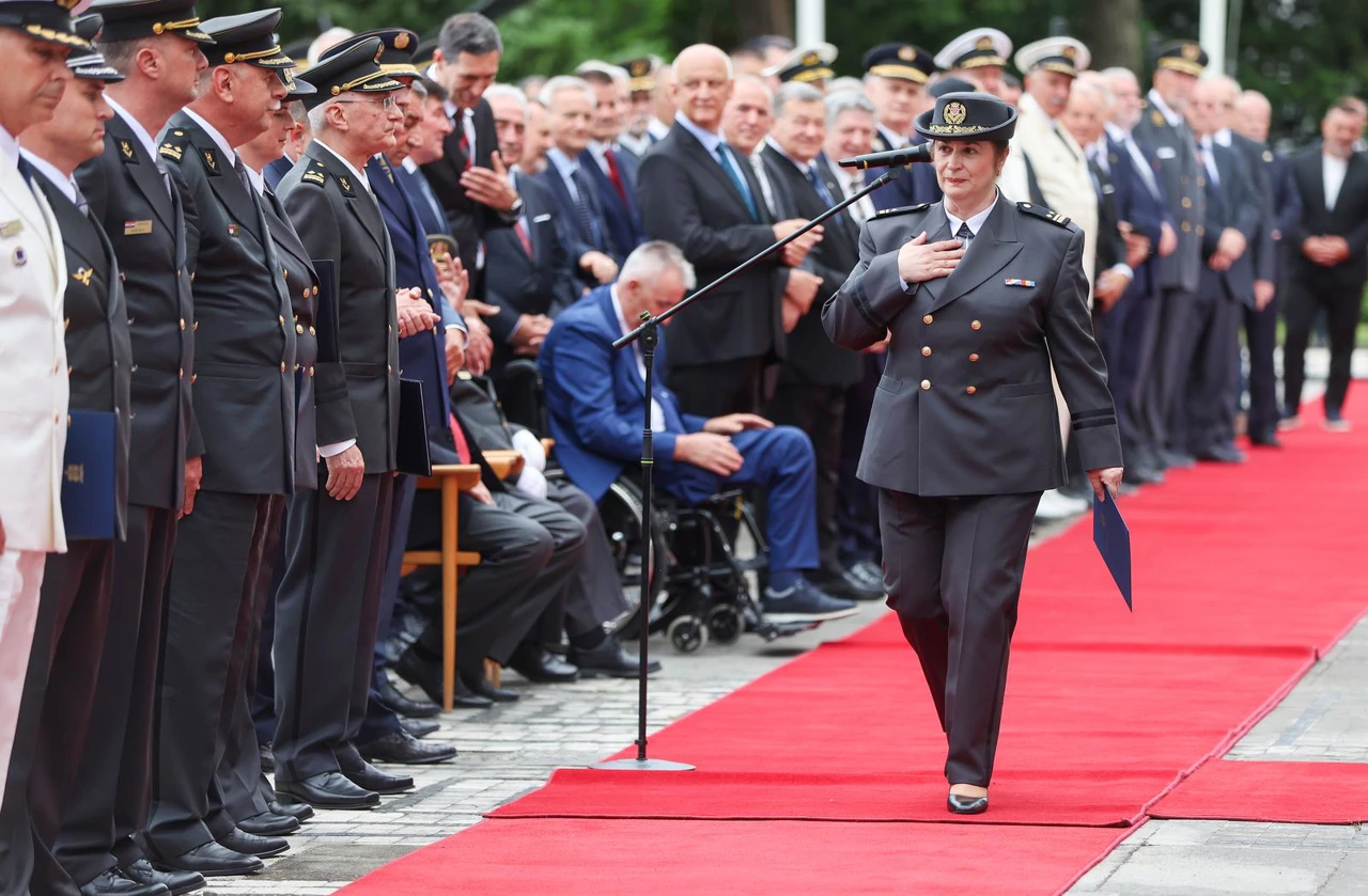 Milanović uručio odlikovanja i promaknuća pripadnicima OSRH - HRT