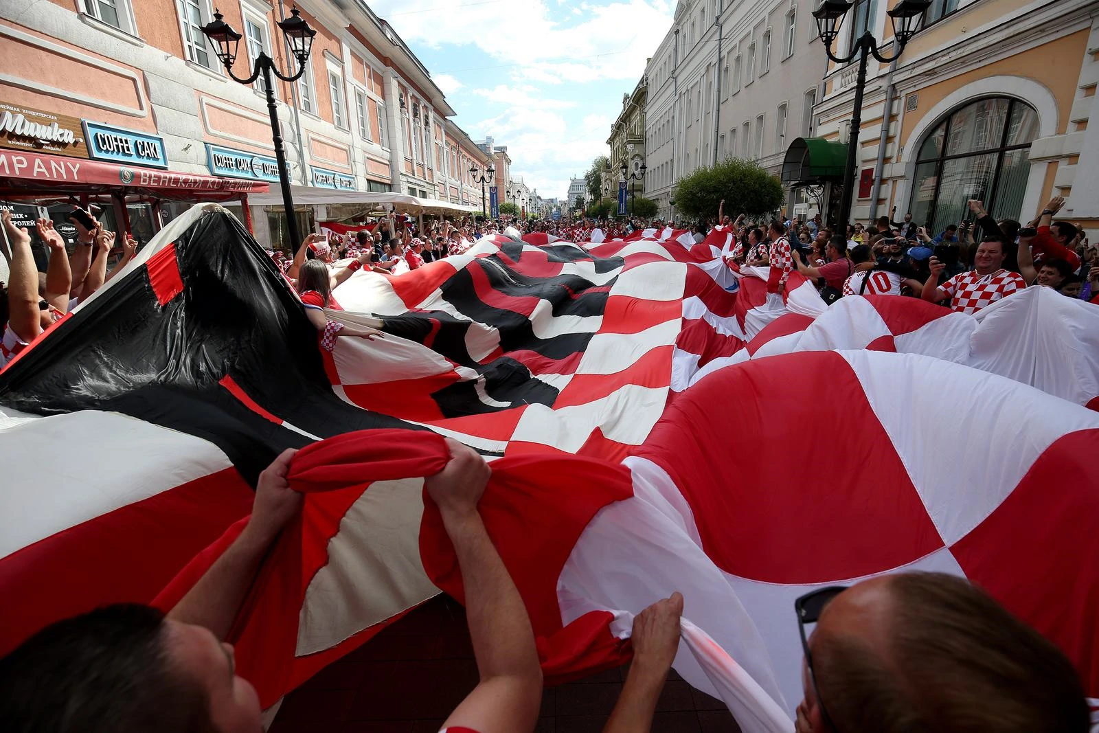Najveća hrvatska navijačka zastava stiže u Dohu - HRT