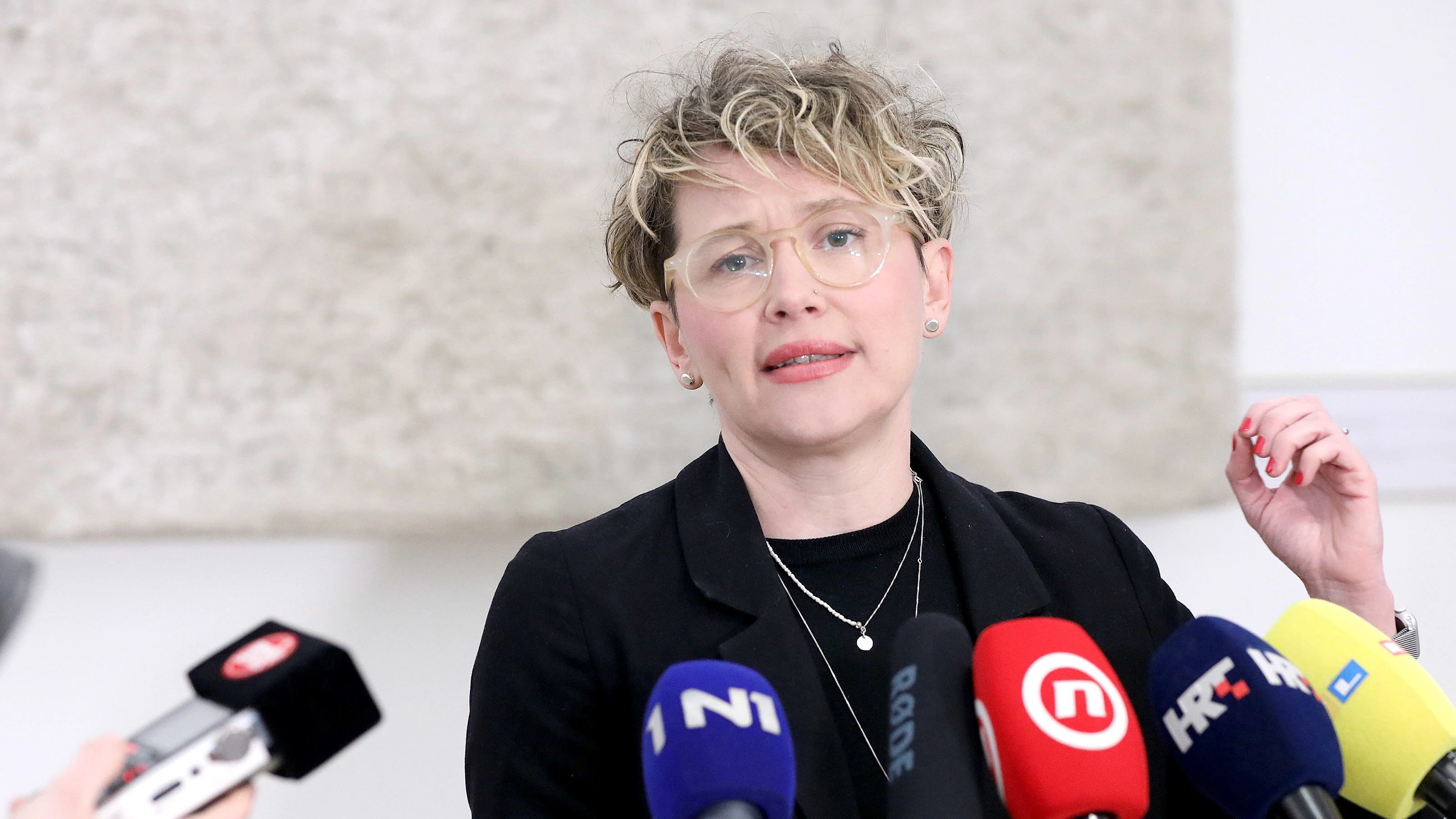 Trovanja pićima izazvala oštre kritike oporbe u Saboru - HRT