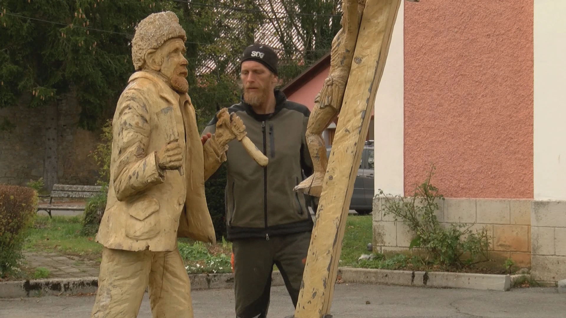 Lički kipar motornom pilom radi skulpture - HRT