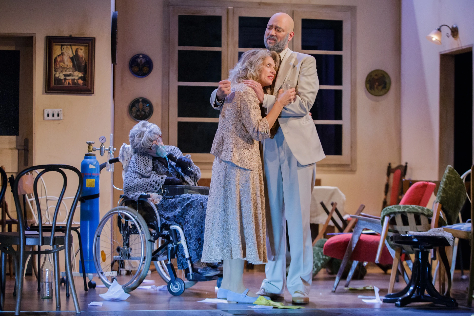 Kazalište Marina Držića poklanja izvedbu predstave "Stolice" - HRT