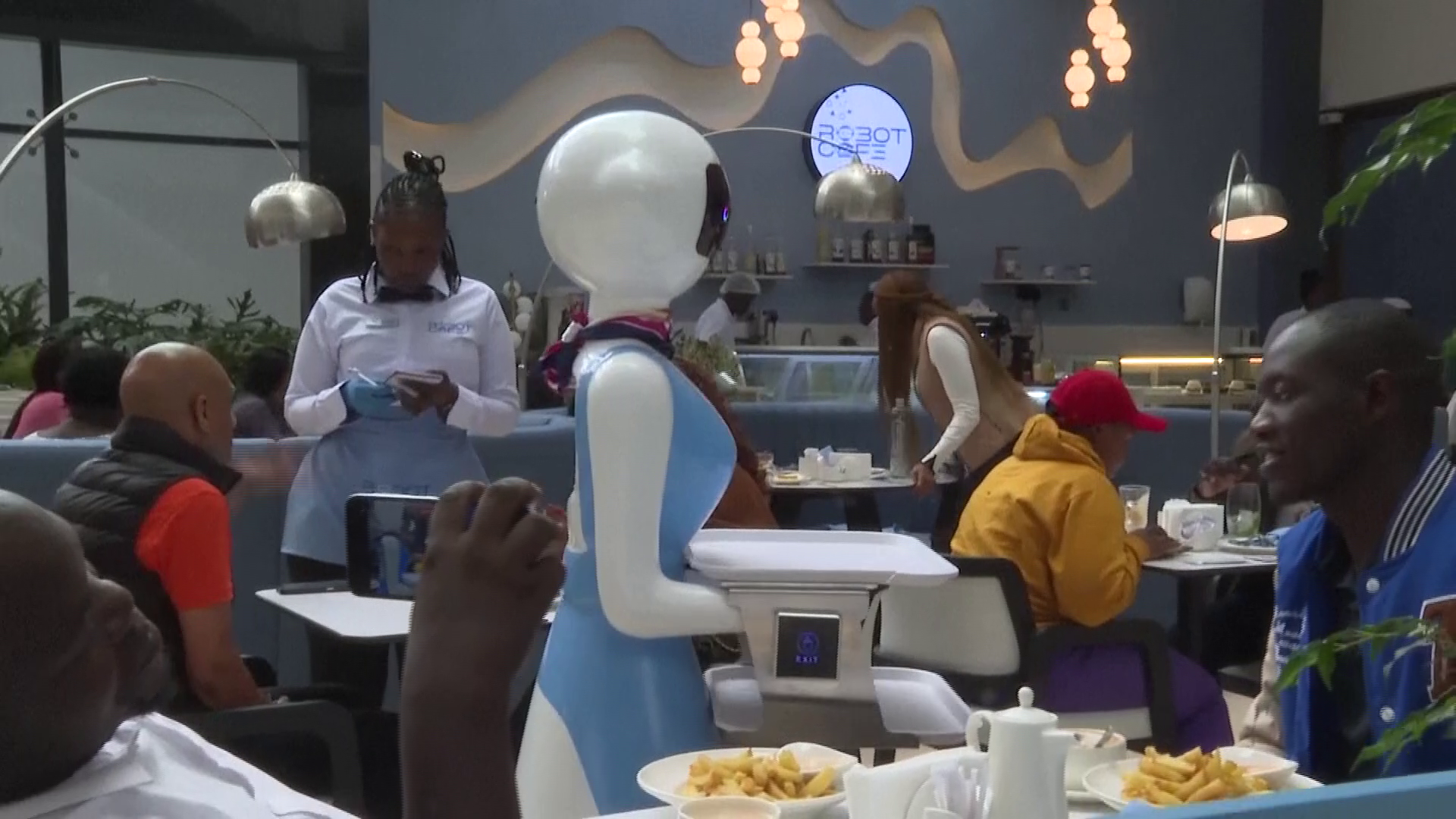 Roboti konobari privlače pažnju u Keniji - HRT