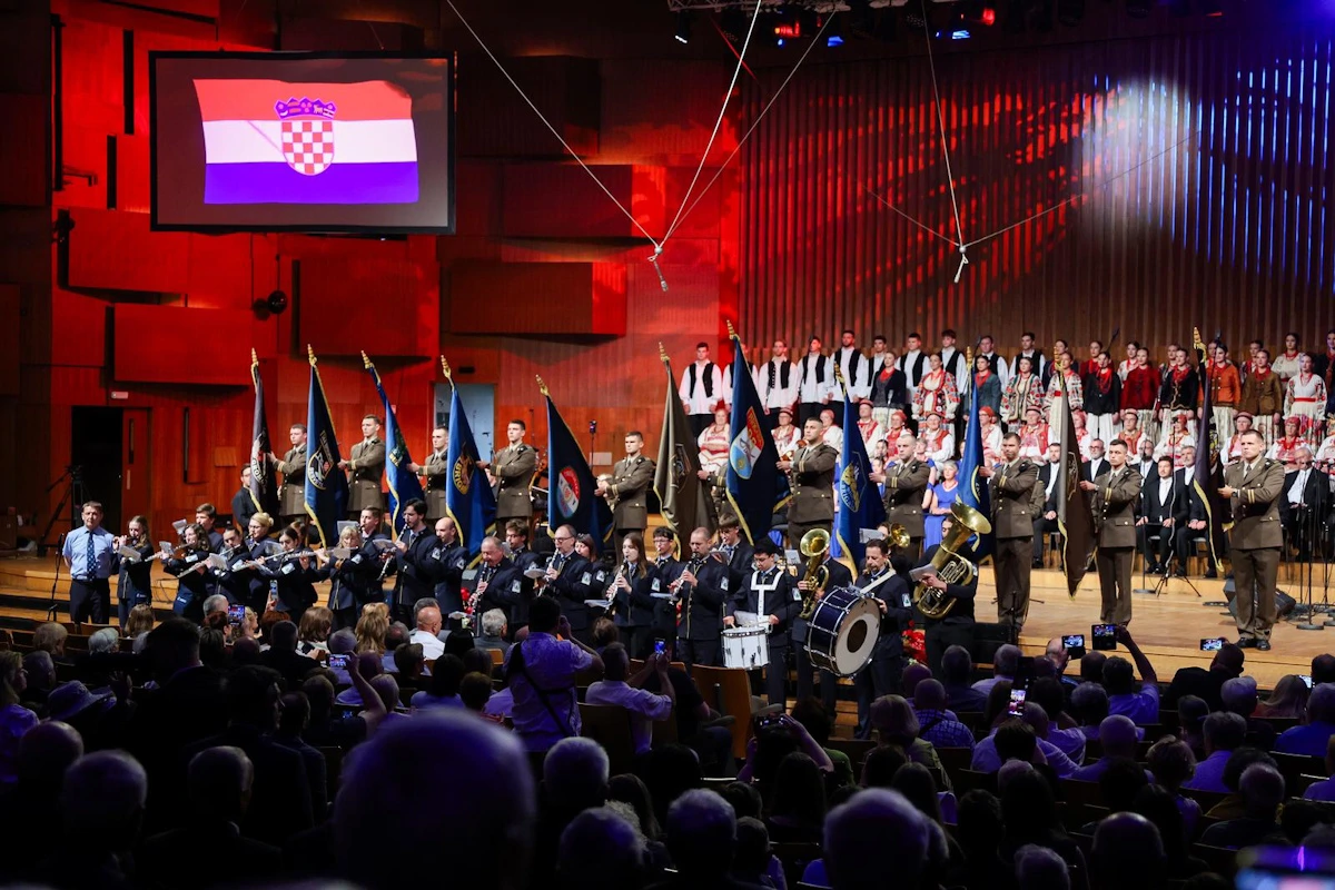 HRT: Croatia marks Statehood Day with commemorations and military display