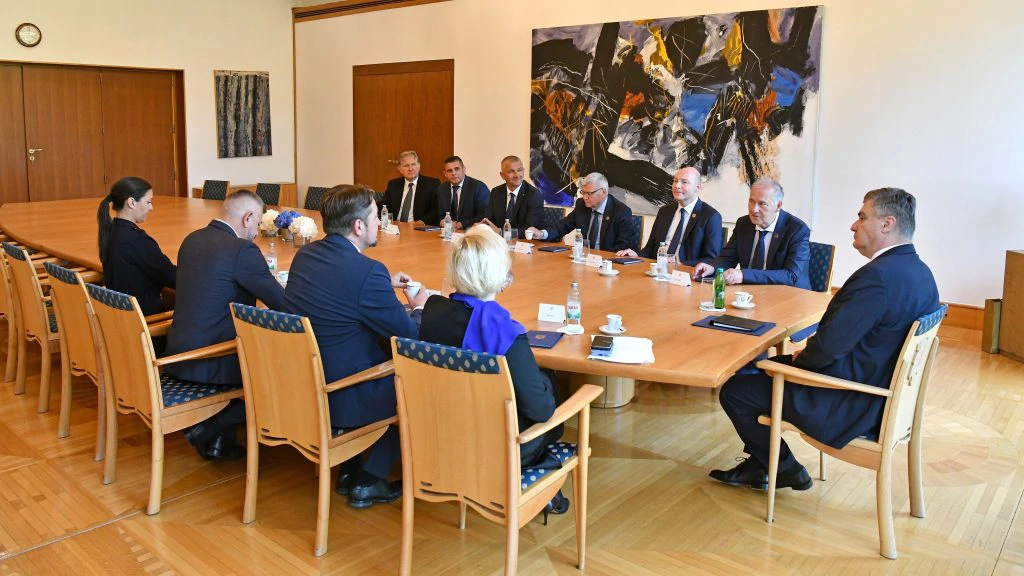 Predsjednik Milanović s vodstvom Viteškog alkarskog društva Sinj - HRT