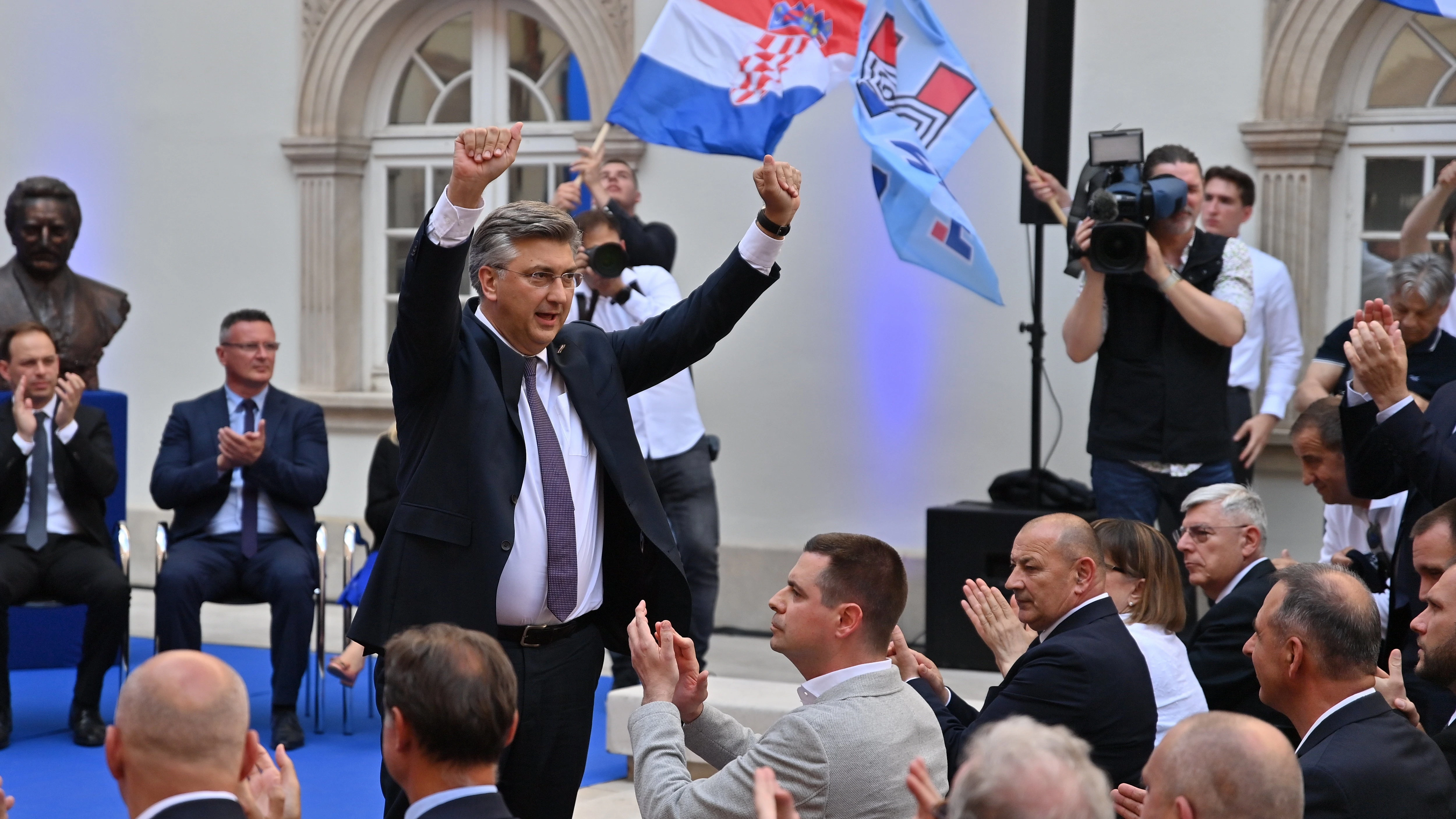 Održan završni predizborni skup HDZ-a u Klovićevim dvorima - HRT