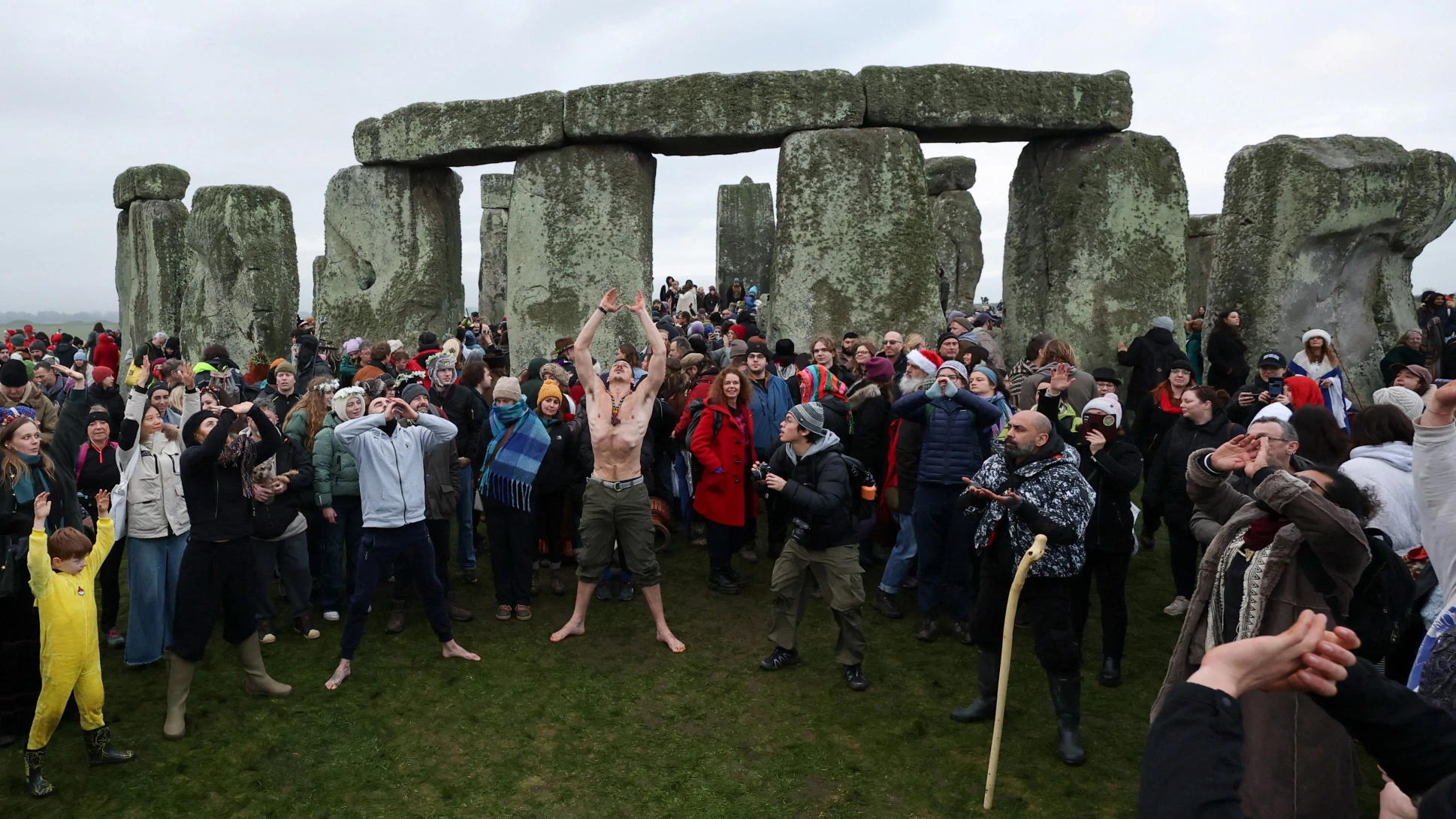 Tisuće ljudi kod Stonehengea obilježile zimski solsticij - HRT