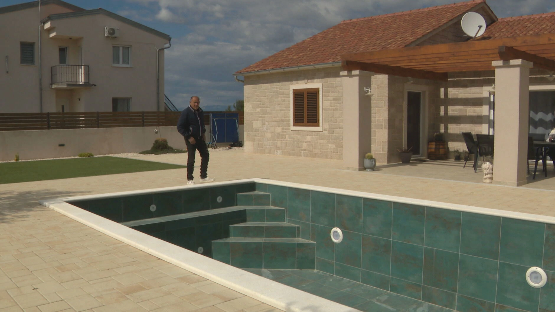 Debeljak: Selo s više bazena nego trešanja - HRT