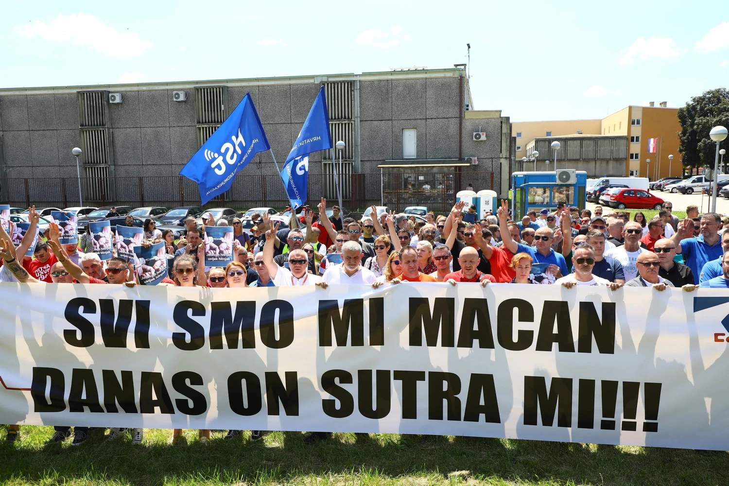 Djelatnici Hitne pomoći prosvjedovali ispred Remetinca - HRT