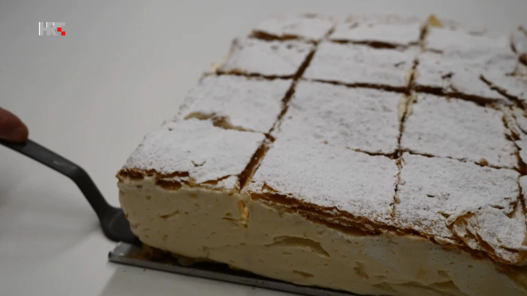 Po tradiciji kremšnita se jede - topla! - HRT