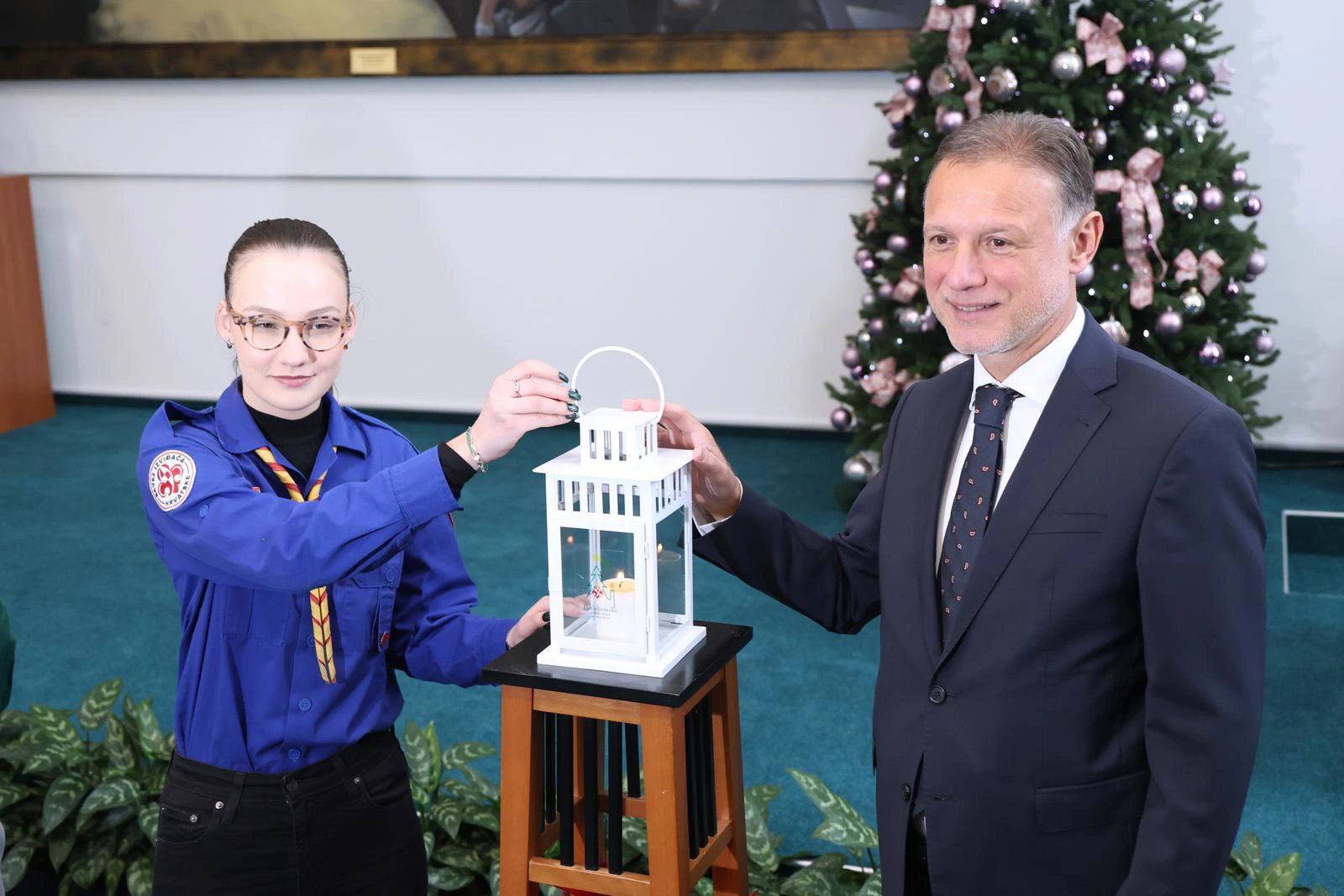 Betlehemsko svjetlo mira doneseno u Hrvatski sabor - HRT