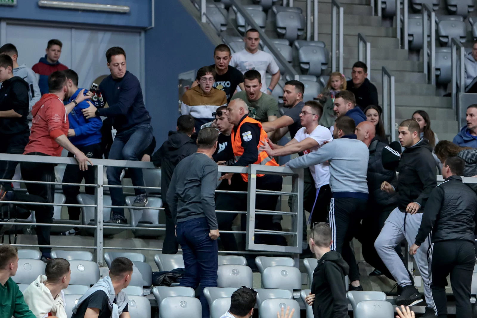 U Zadru pretučeni predstavnici Zvezde i novinari, osuda KK Zadar - HRT