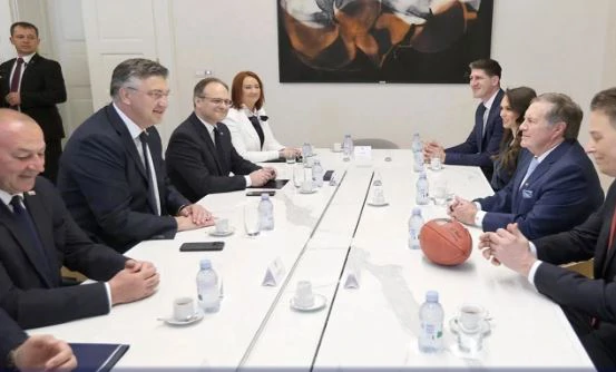HRT: Prime Minister Plenković presents certificate of citizenship to ... HRT: Prime Minister Plenković presents certificate of citizenship to ...