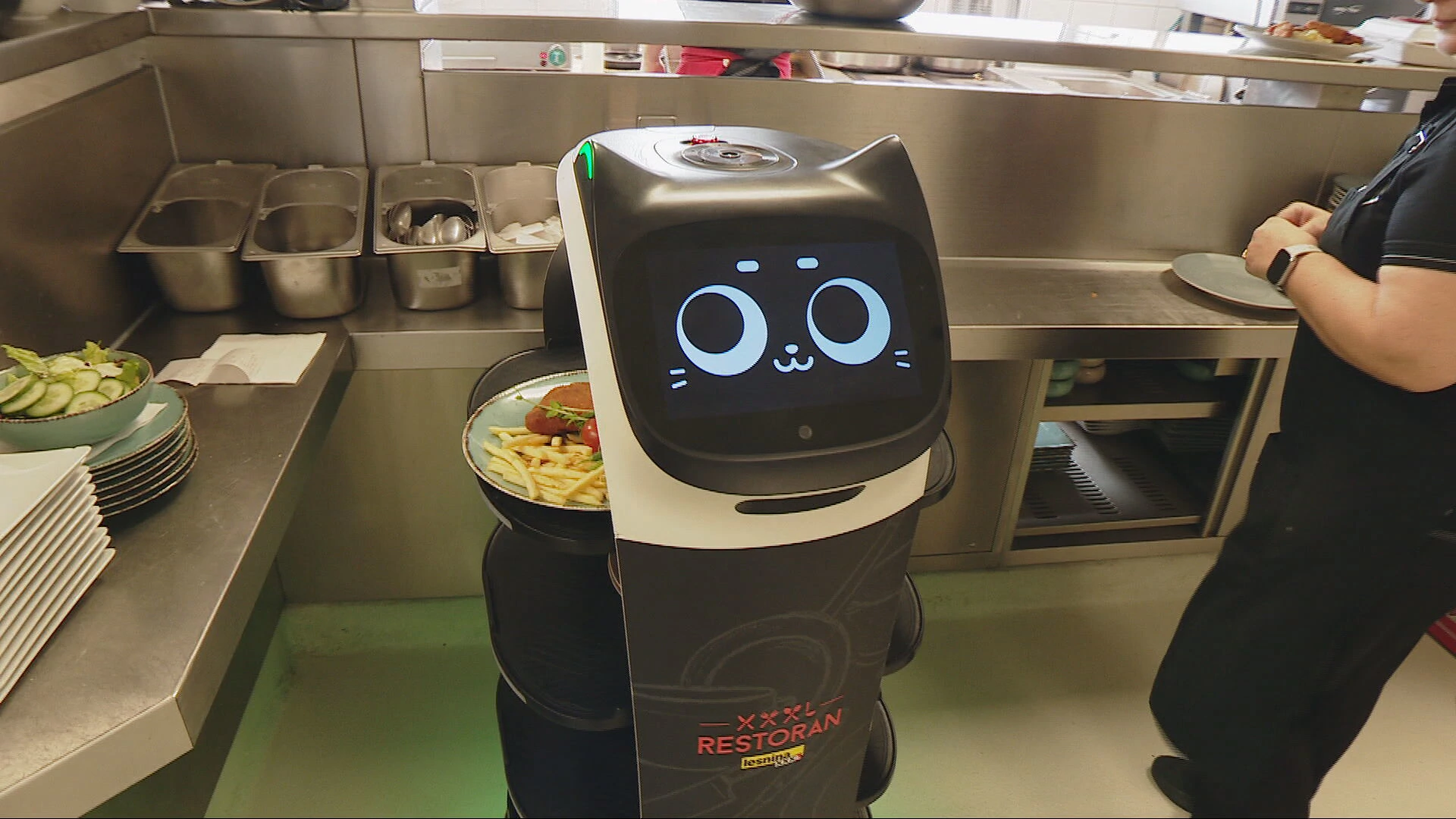 Đurđa na djelu: Robot koji olakšava rad u ugostiteljstvu - HRT