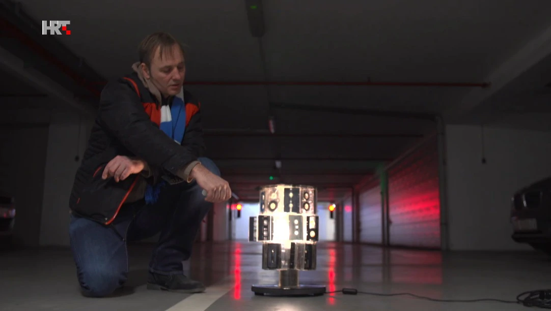 Dok je rock na čekanju, Alen Marin izrađuje lampe od starih kazeta i ...