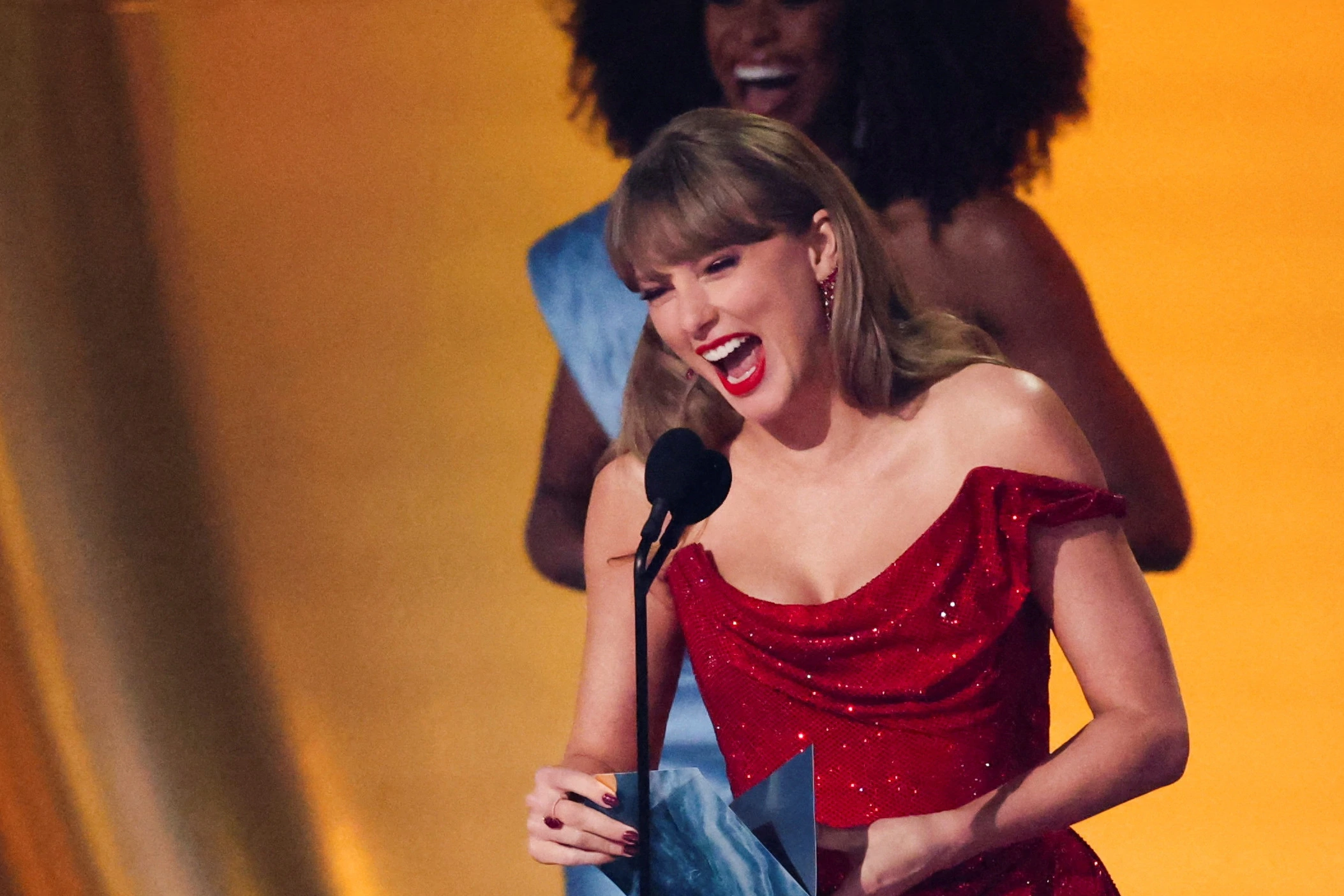 Taylor Swift primljena u Kuću slavnih kantautora - HRT