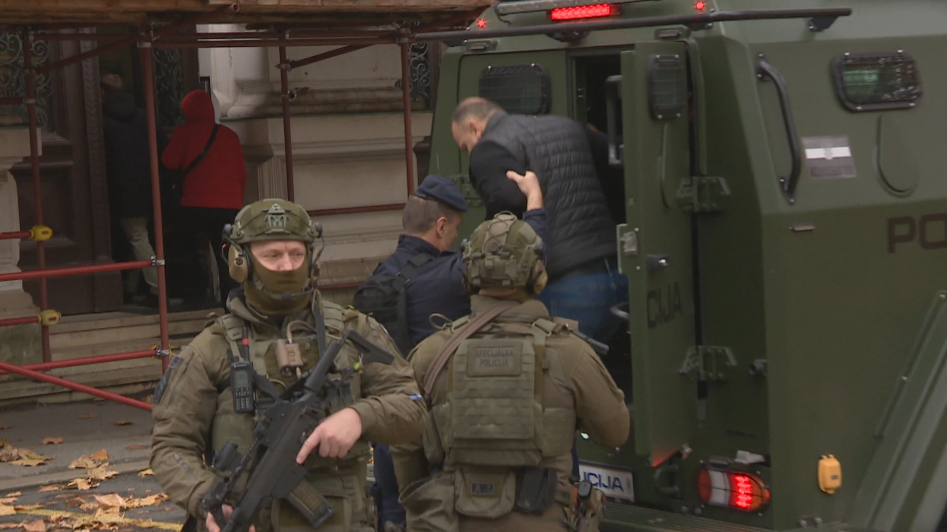 Blindirana policijska "ghurka" pred Županijskim sudom - HRT