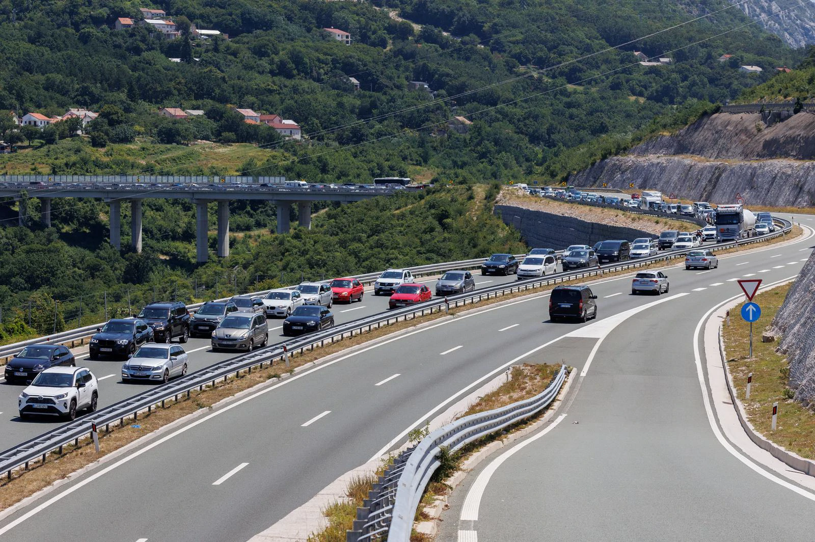 Oprez - pješak na A7 između čvorova Hreljin i Sveti Kuzam - HRT