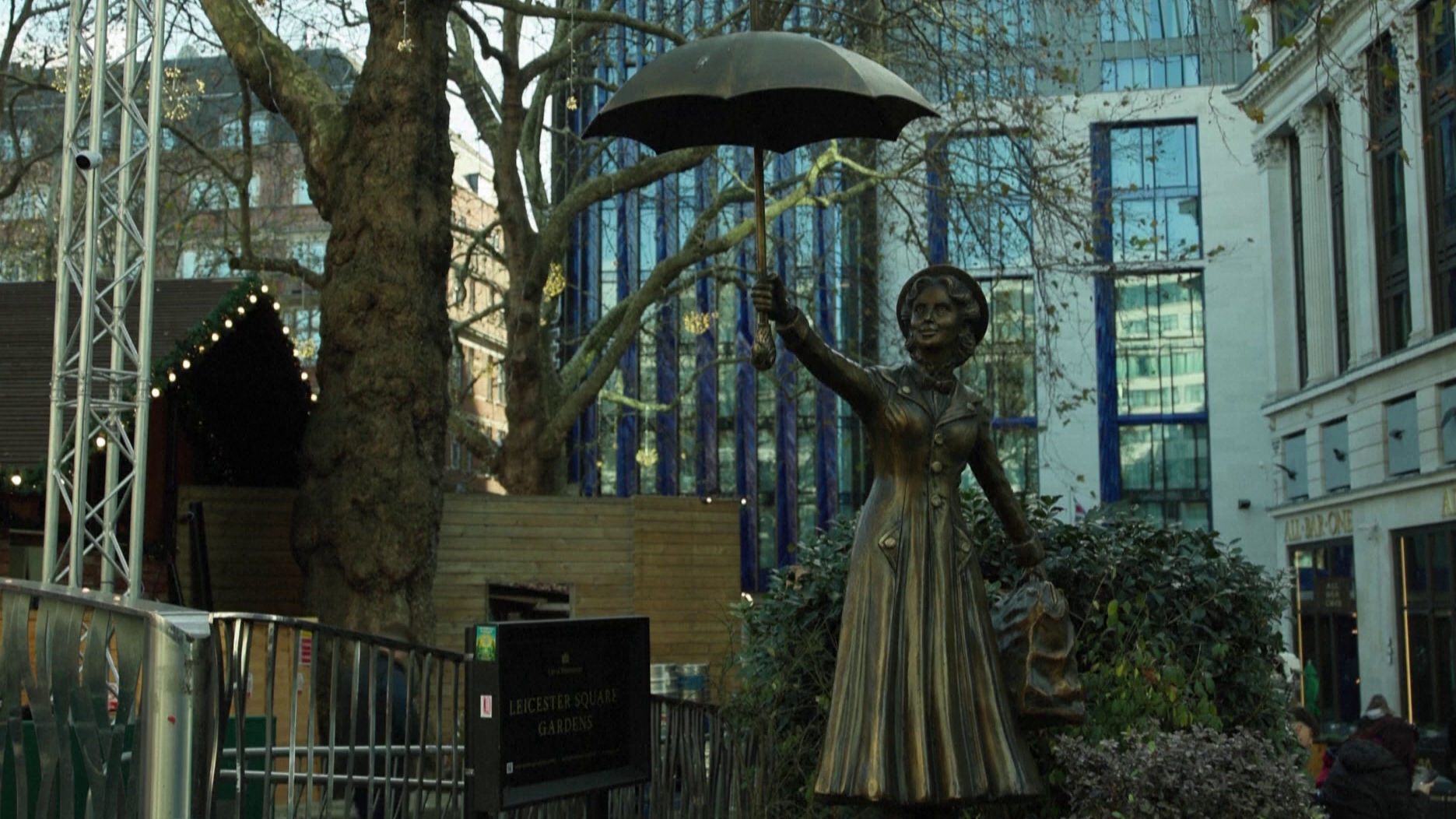 Otkriven kip Bridget Jones na londonskom trgu Leicester - HRT