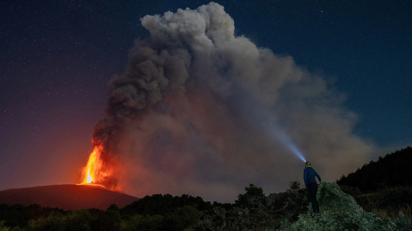 [VIDEO/GALERIJA] Erupcija Etne na Siciliji, najaktivnijeg europskog ...