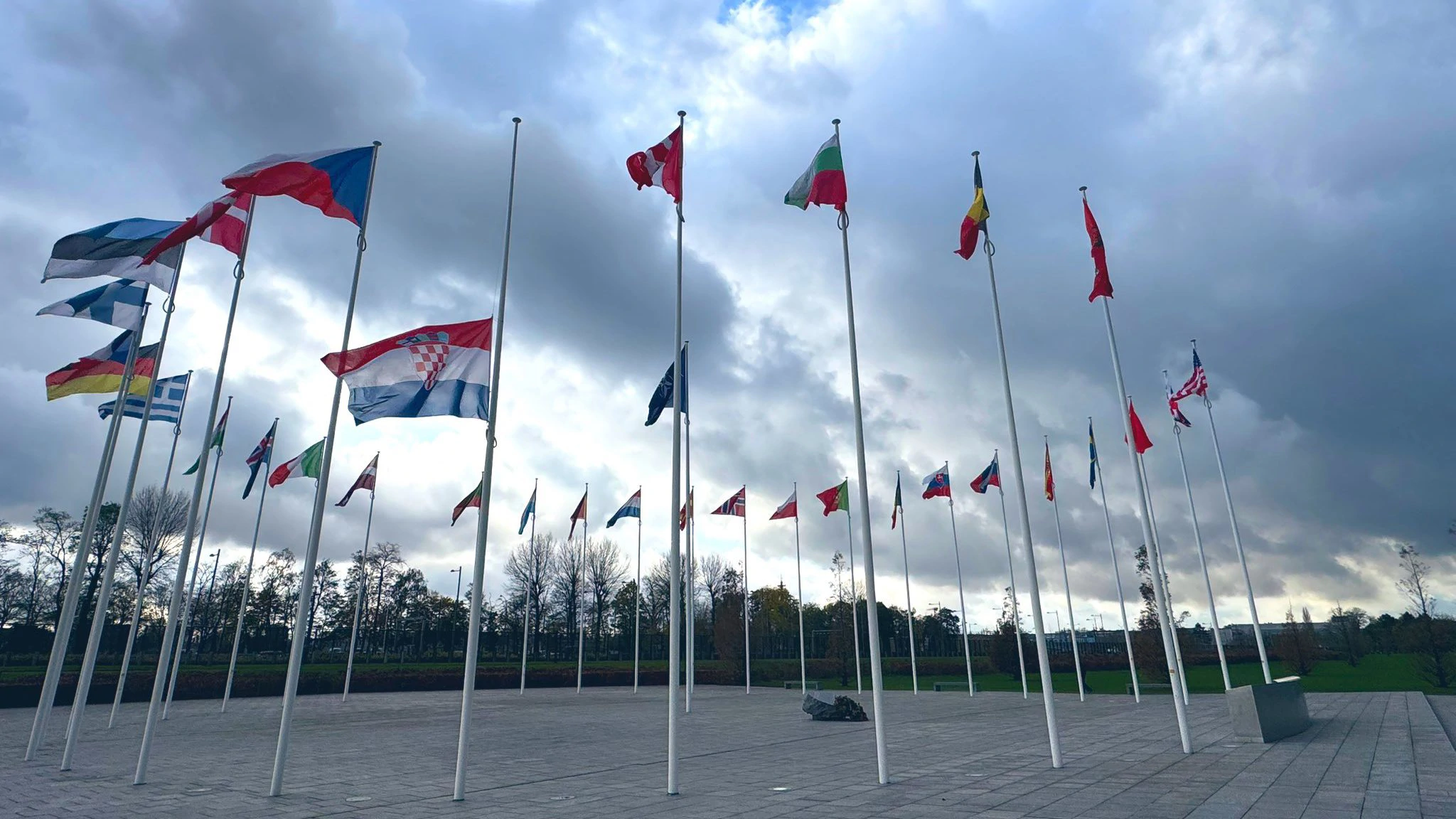 Hrvatska zastava na pola koplja ispred sjedišta NATO-a - HRT