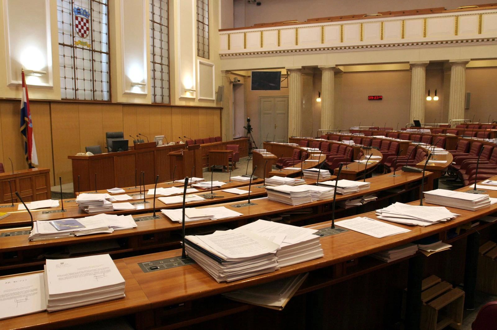 Za neopravdane izostanke zastupnicima naplaćeno 13.050 kuna - HRT