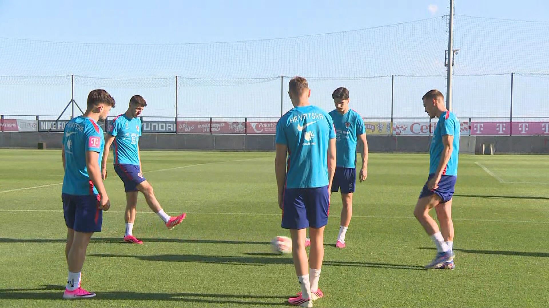 Vatreni u punom sastavu u Rijeci, Modrić trenirao s maskom - HRT