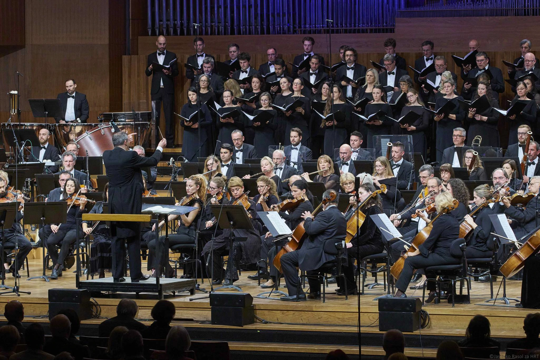 Zbor i Simfonijski orkestar HRT-a te Zbor Slovenske filharmonije ...