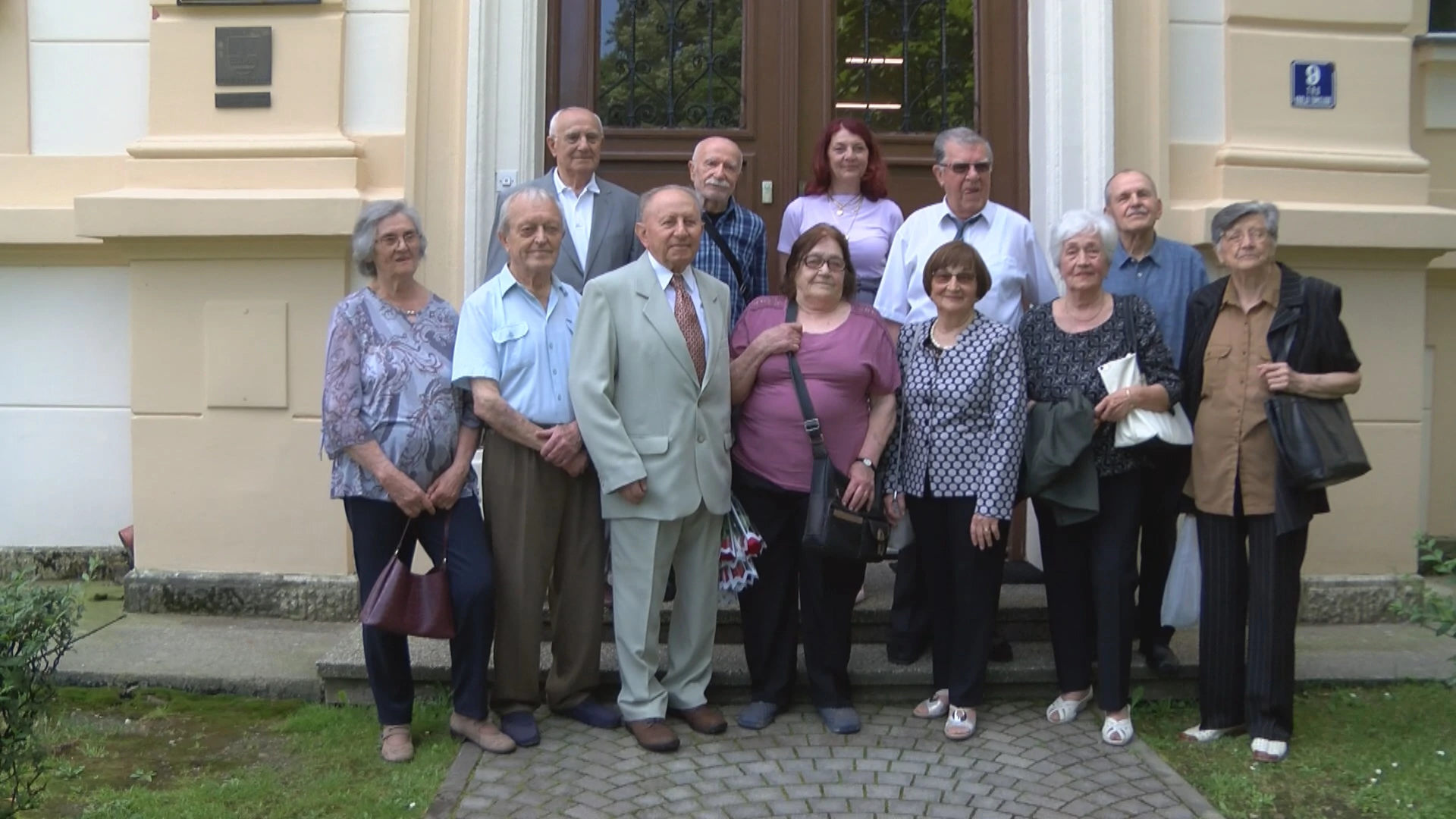 U Novoj Gradiški maturanti proslavili impresivnih 65 godina mature - HRT