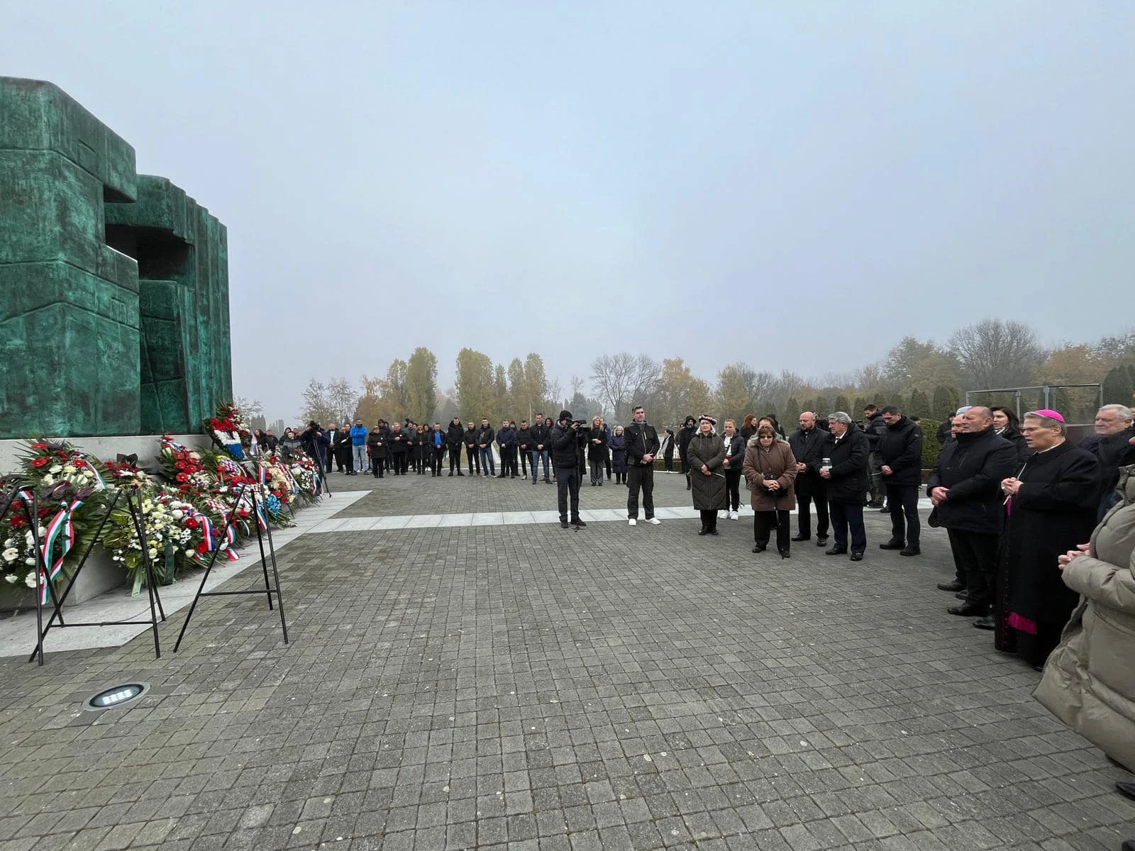 HRT: Na Memorijalnom groblju blagoslovljena kapelica, na grobove položene ruže