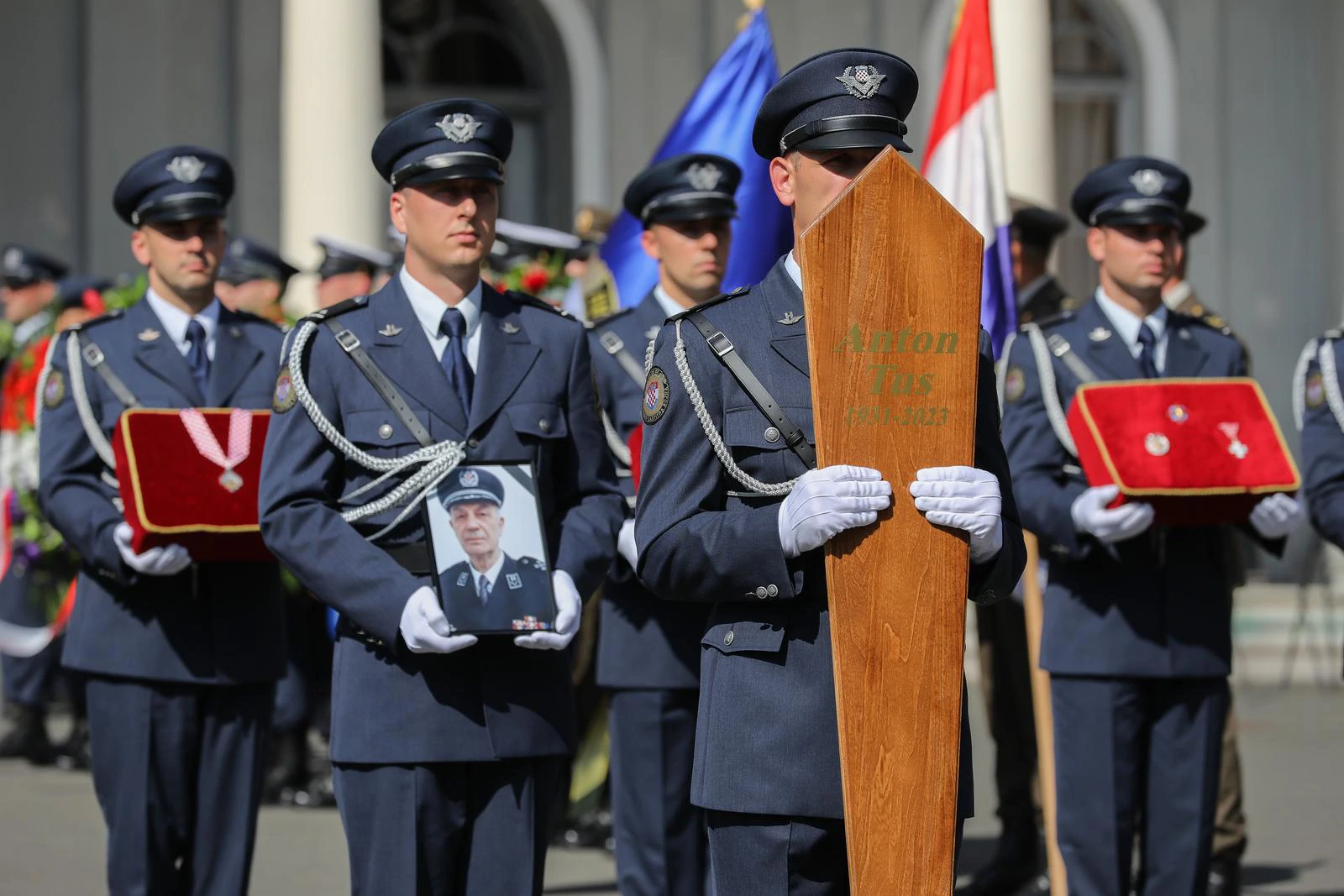 Na zagrebačkom Mirogoju posljednji put ispraćen stožerni general Anton ...