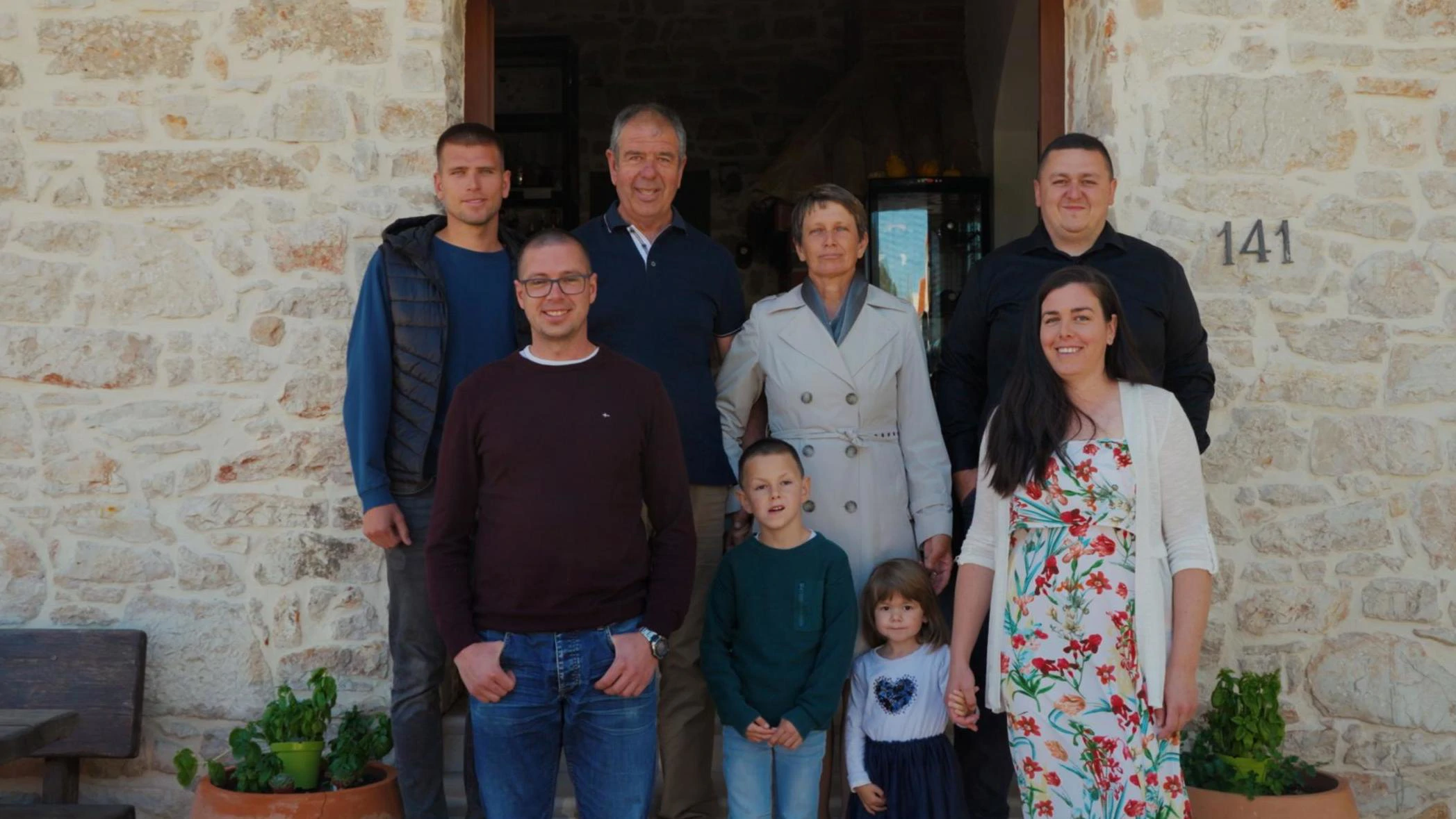 Dulum zemlje: Obitelj Žampera - HRT