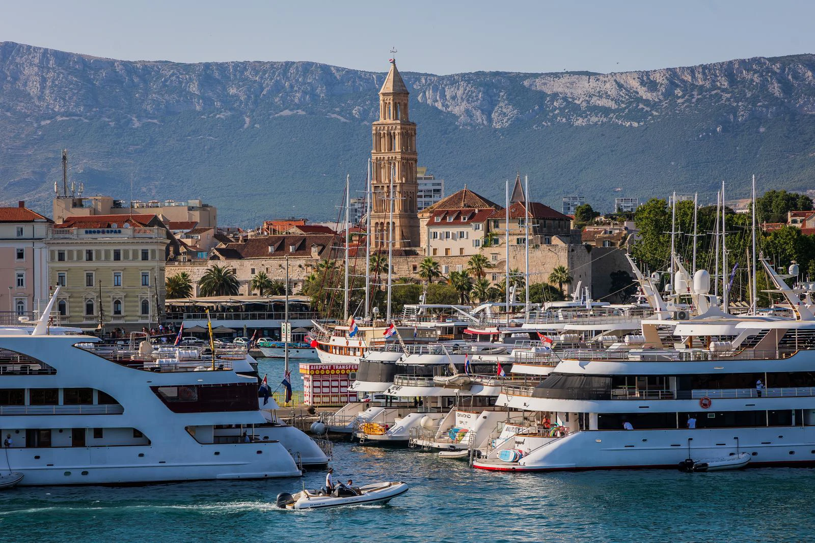 Split: Ovog vikenda kroz zračnu i trajektnu luku proći će 120.000 ...